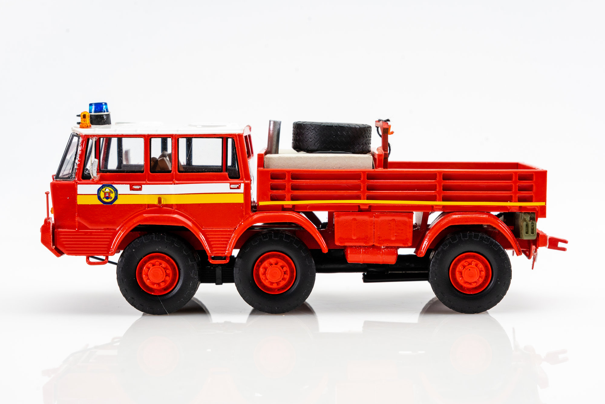 Tatra 813 TP 6x6 tahač HaZZ - HASIČI | Modelsnavigator.com