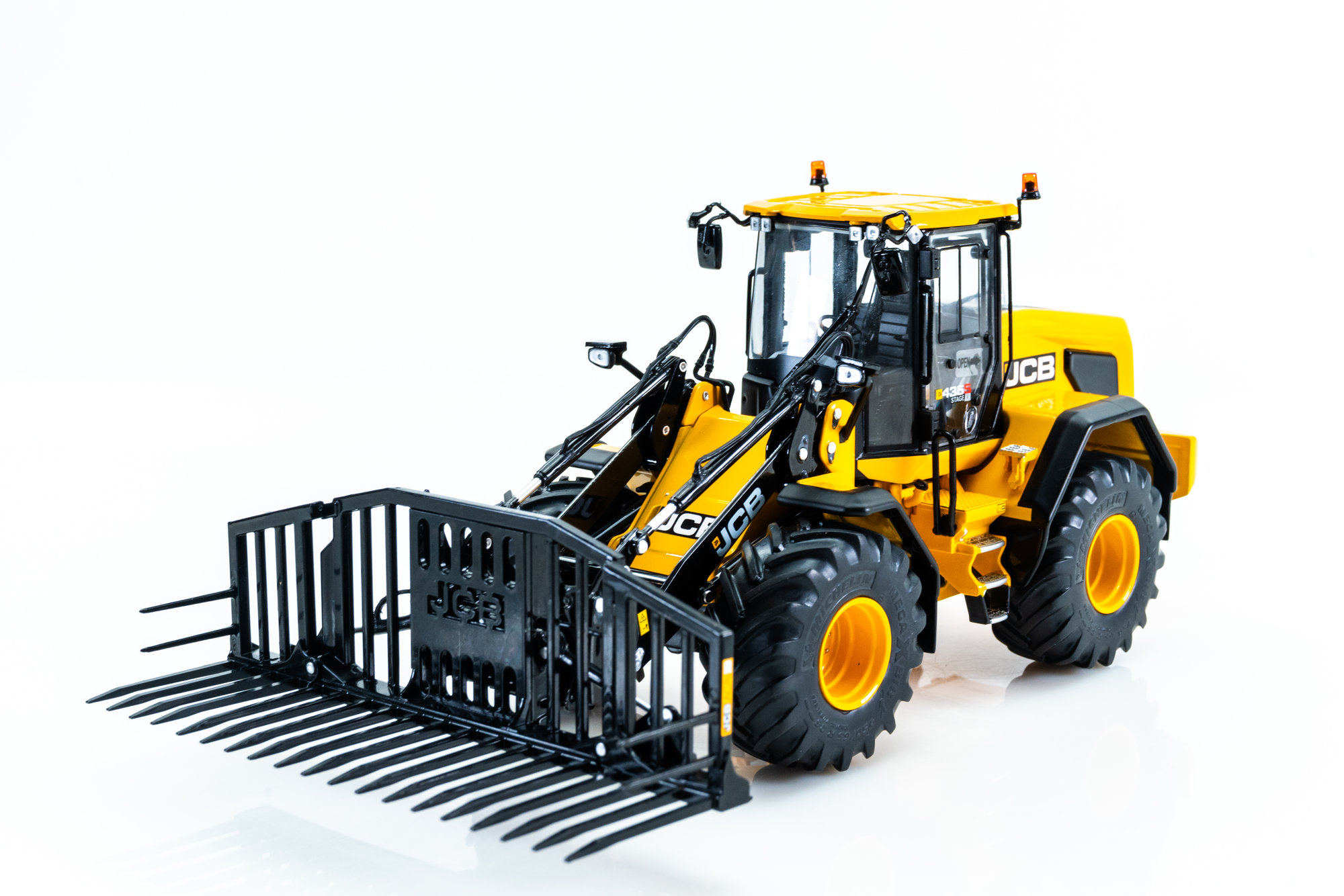 JCB 435S Agro Radlader mit Grasgabel | Modelsnavigator.com