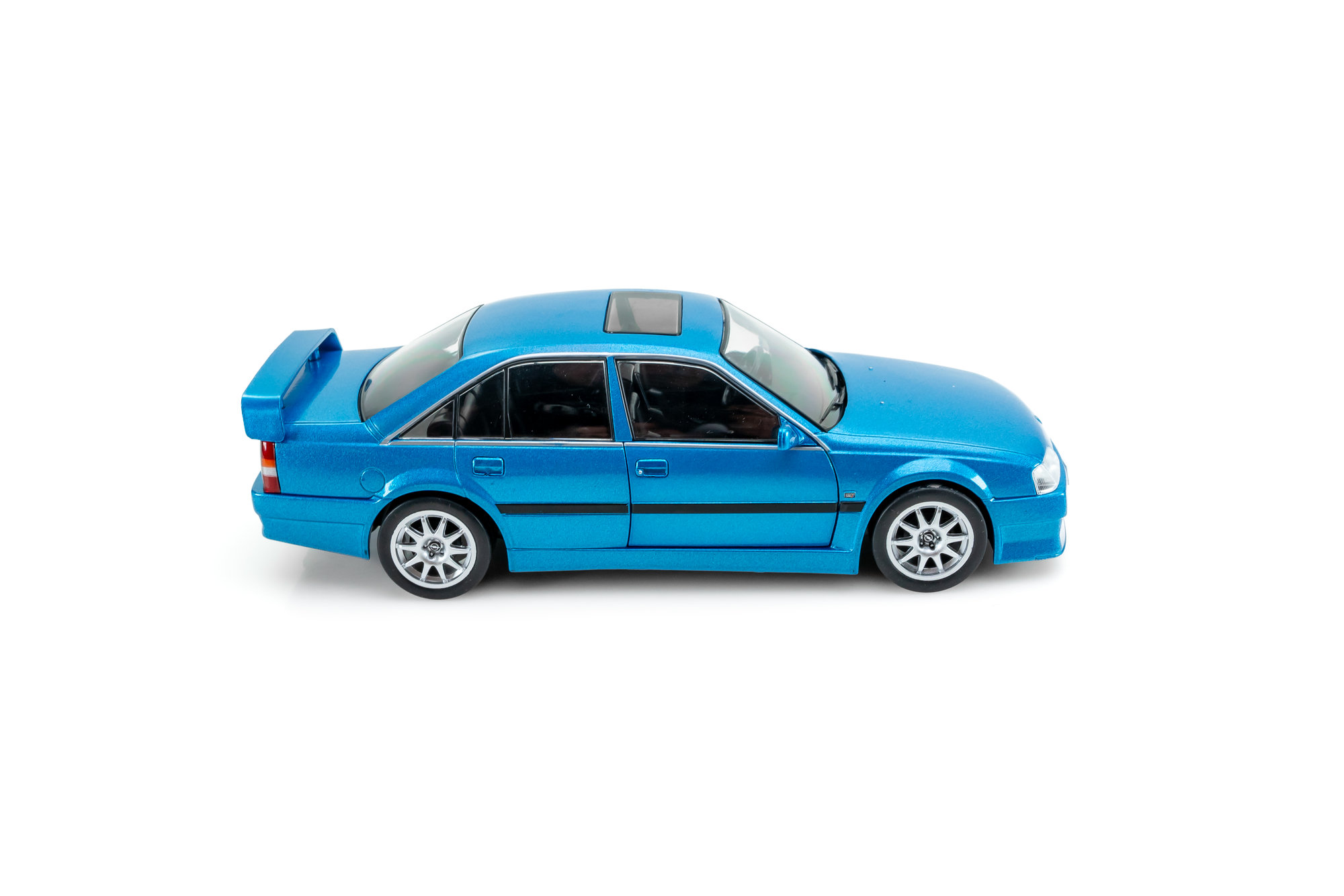 Opel Omega Evolution 500, metallic-blue, 1991 | Modelsnavigator.com