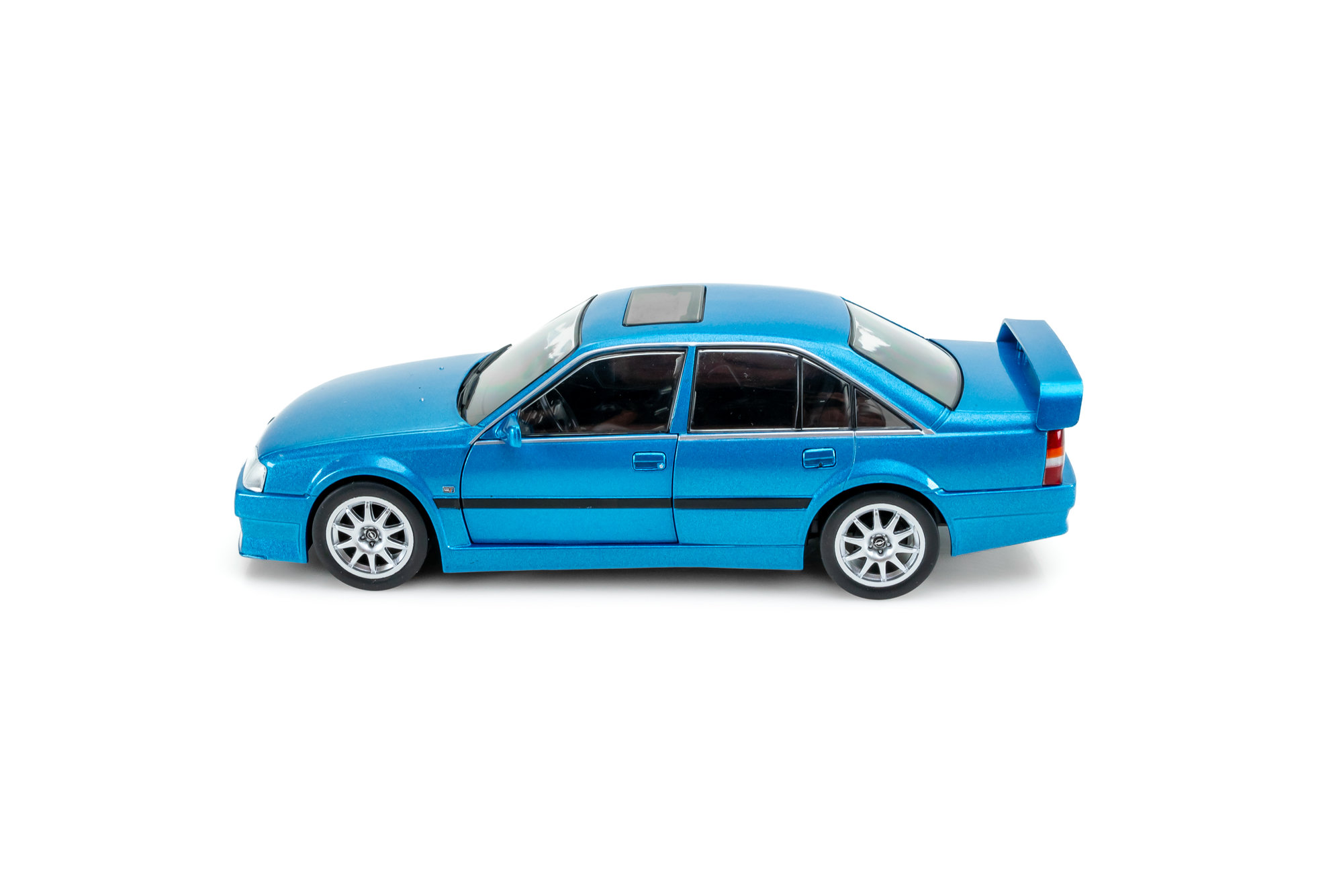 Opel Omega Evolution 500, metallic-blue, 1991 | Modelsnavigator.com