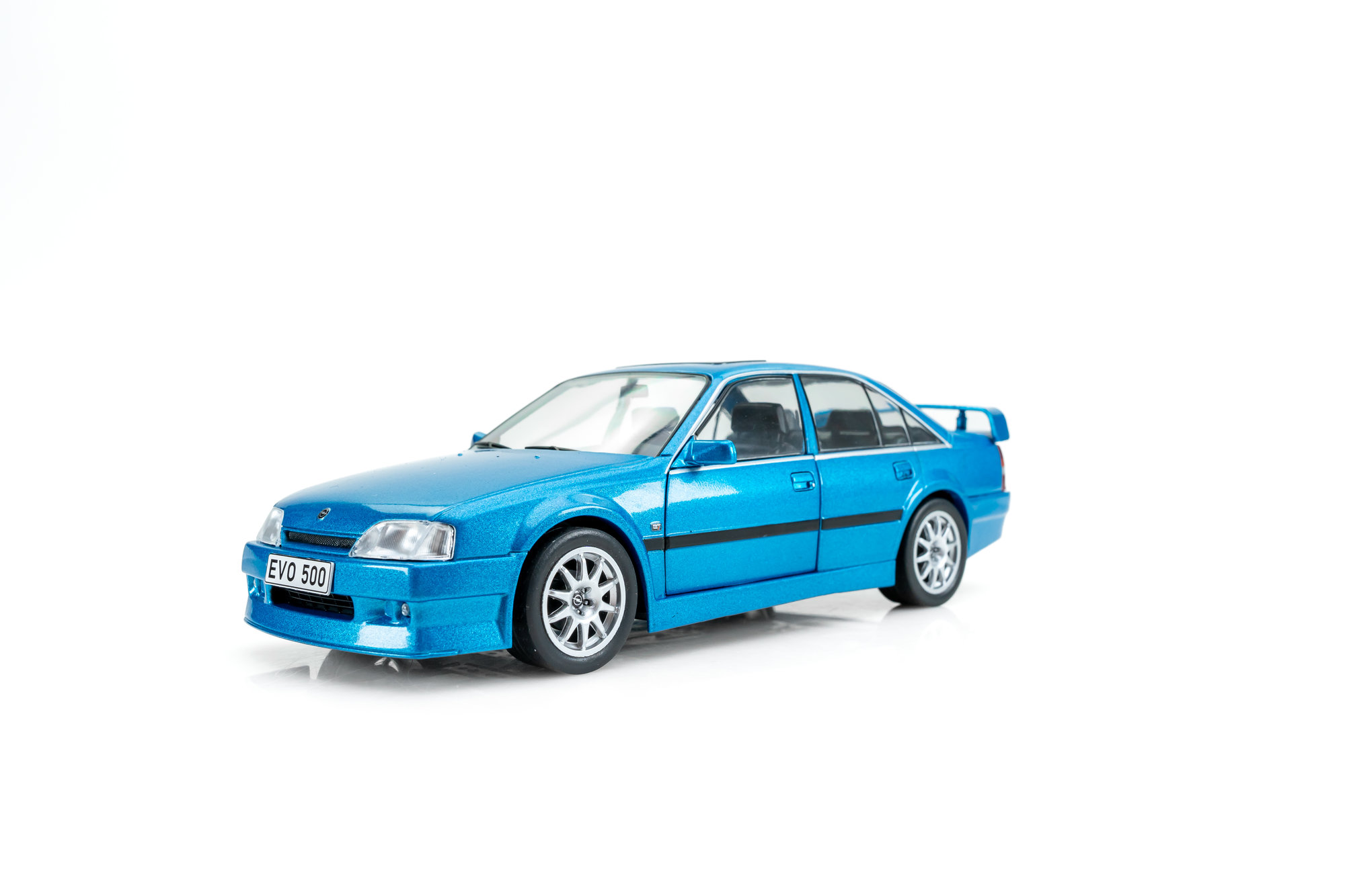 Opel Omega Evolution 500, metallic-blue, 1991 | Modelsnavigator.com