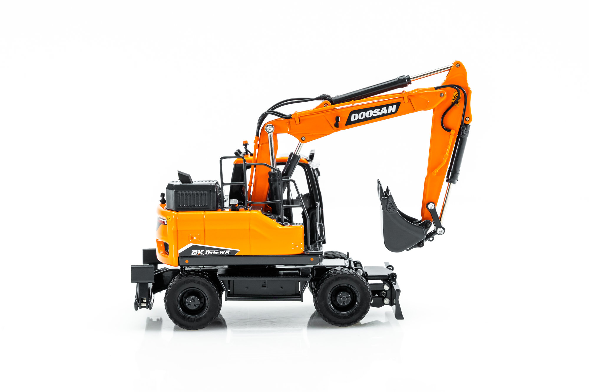 Wheeled excavator DOOSAN DX 165WR | Modelsnavigator.com