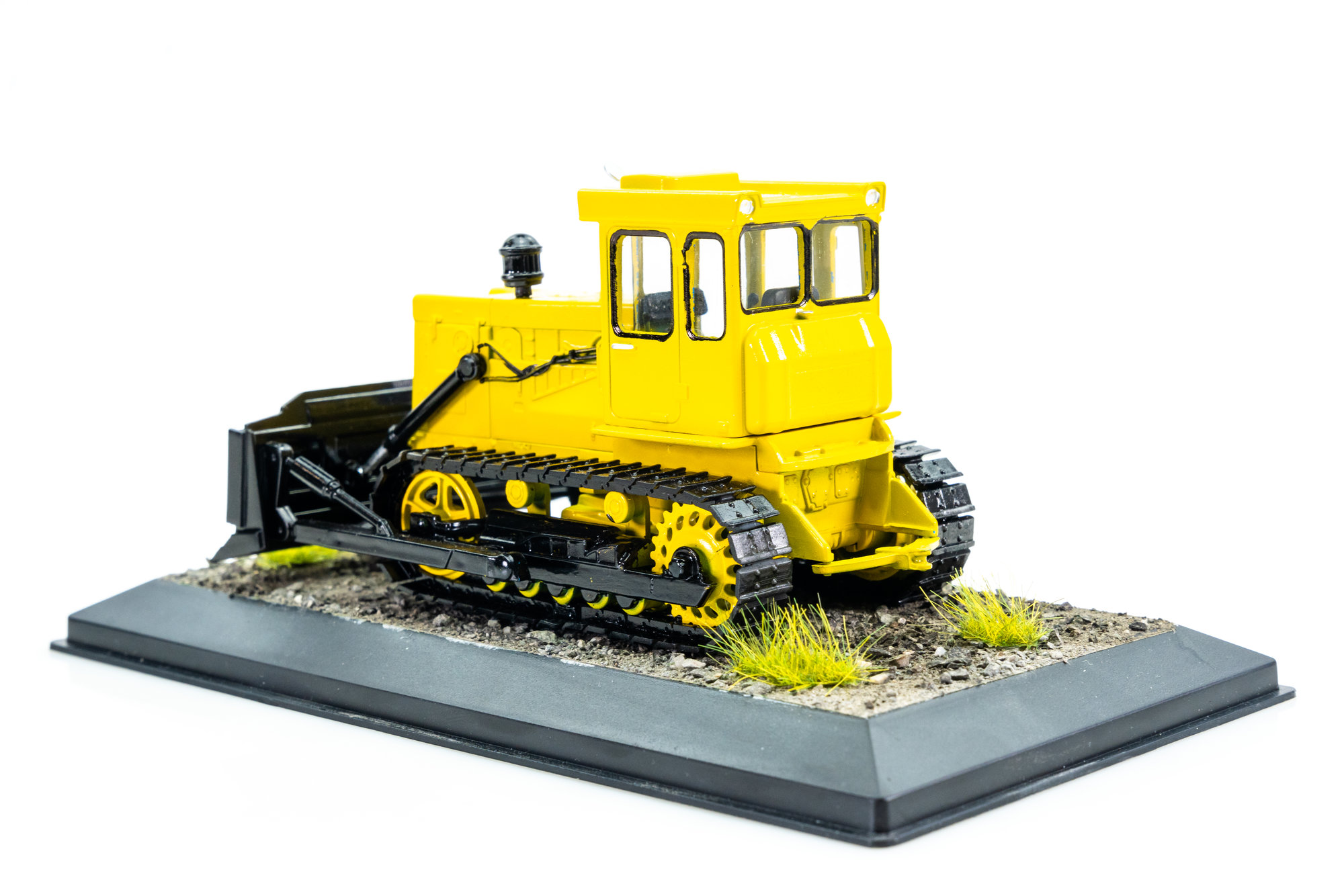 Stalinec T-130M yellow + diorama | Modelsnavigator.com