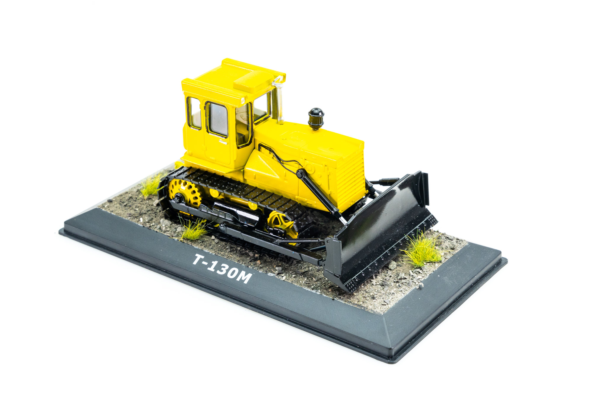 Stalinec T-130M gelb + Diorama | Modelsnavigator.com