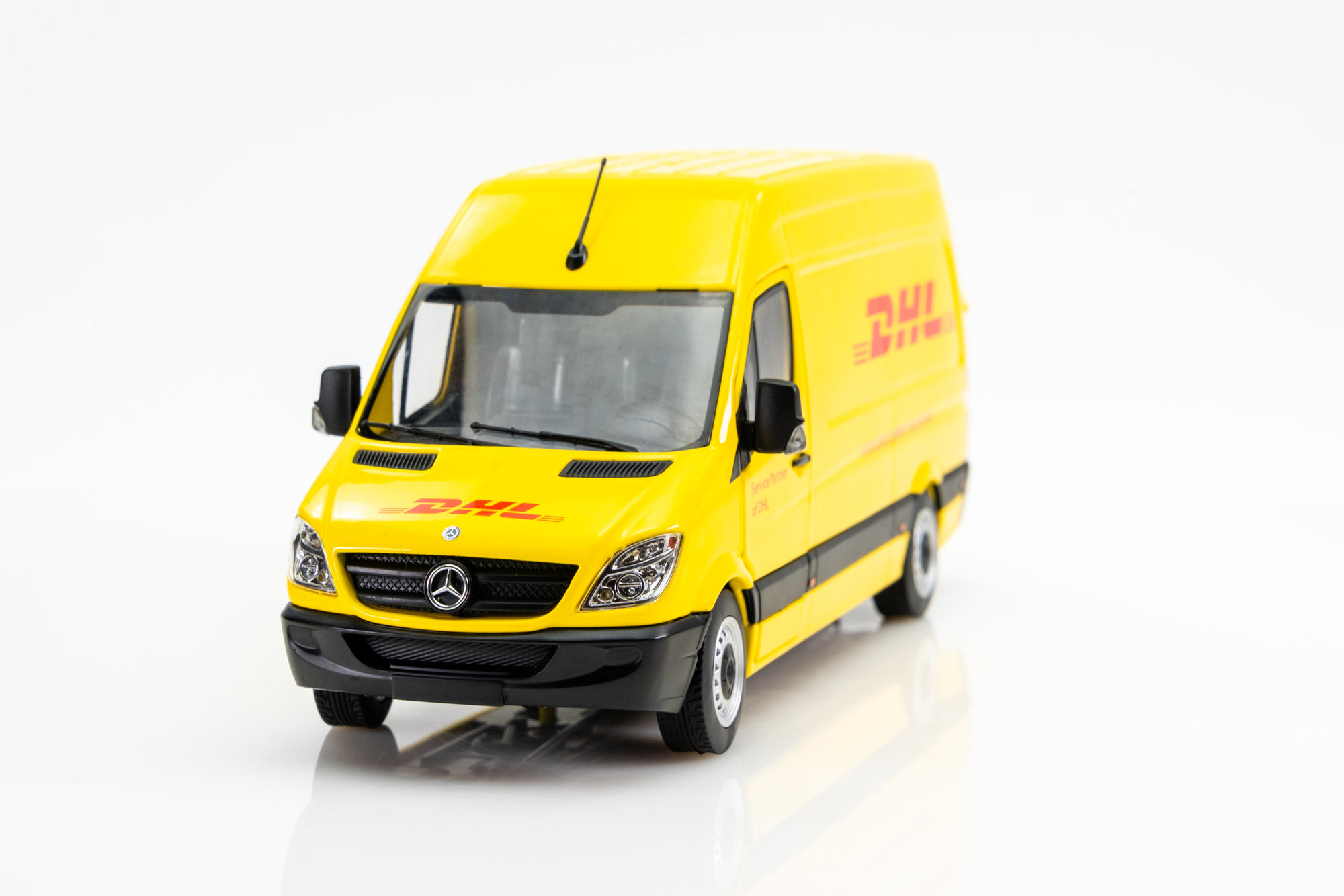 Mercedes-Benz Sprinter yellow DHL design | Modelsnavigator.com