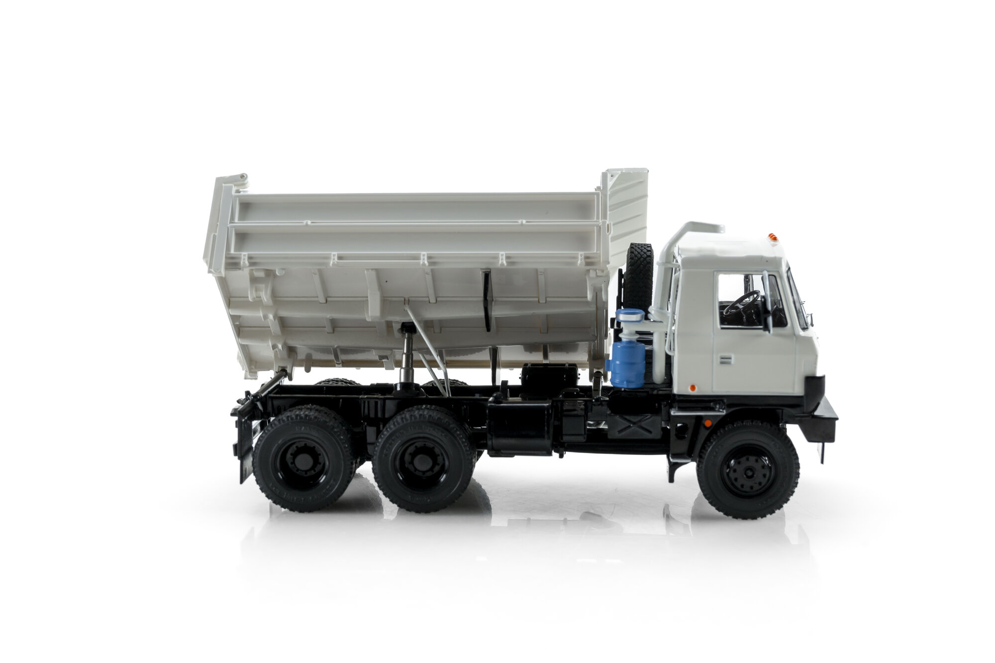 Tatra 815 S3 white color | Modelsnavigator.com
