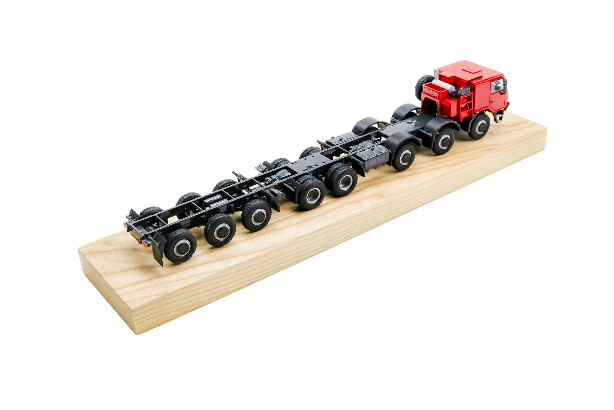 TATRA Force 16x8 červená | Modelsnavigator.com