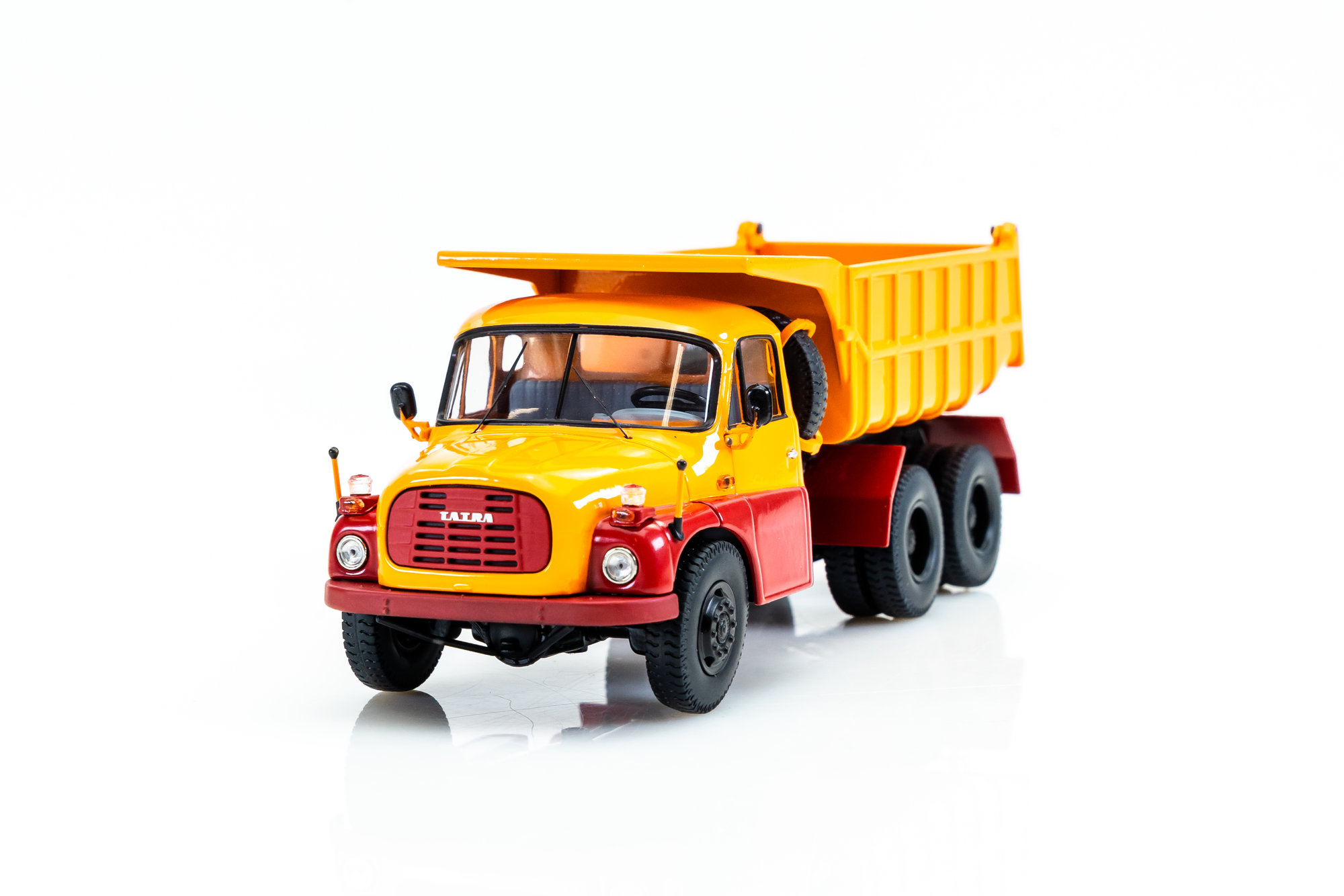 Tatra T148 dump truck, red/orange | Modelsnavigator.com