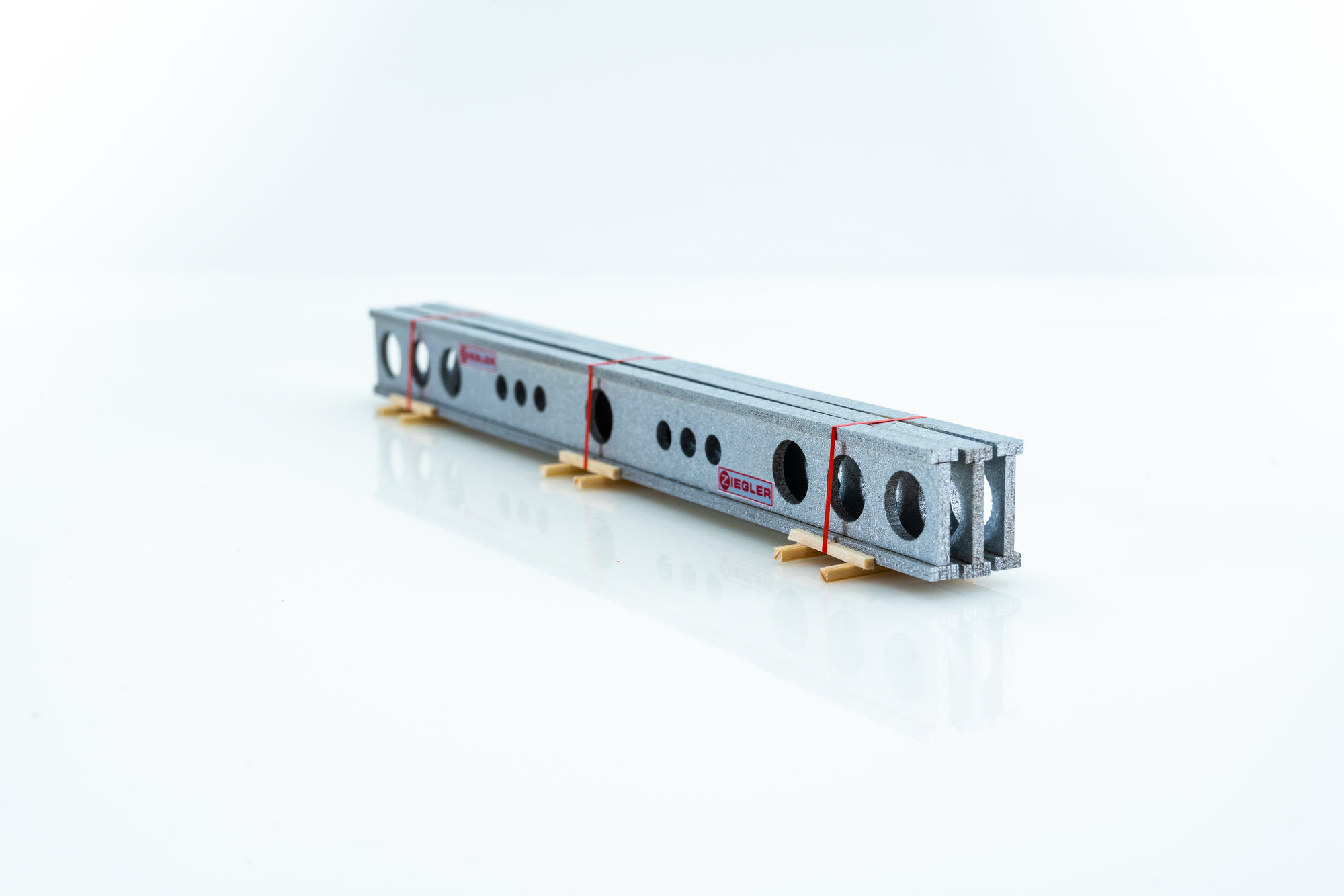 Load of three pieces of "Ziegler" steel beams | Modelsnavigator.com