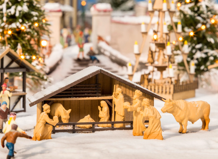 Cribs at Christmas markets with figures in a wooden look ...