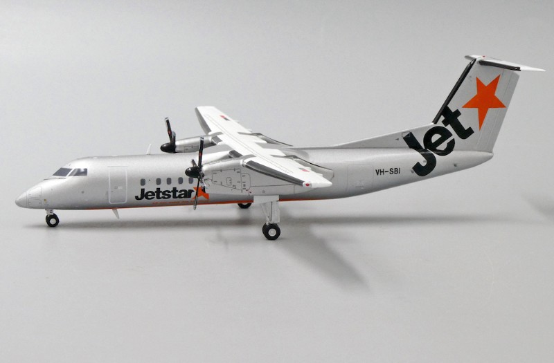 Bombardier Dash 8-Q300 Jetstar Airways with stand | Modelsnavigator.com