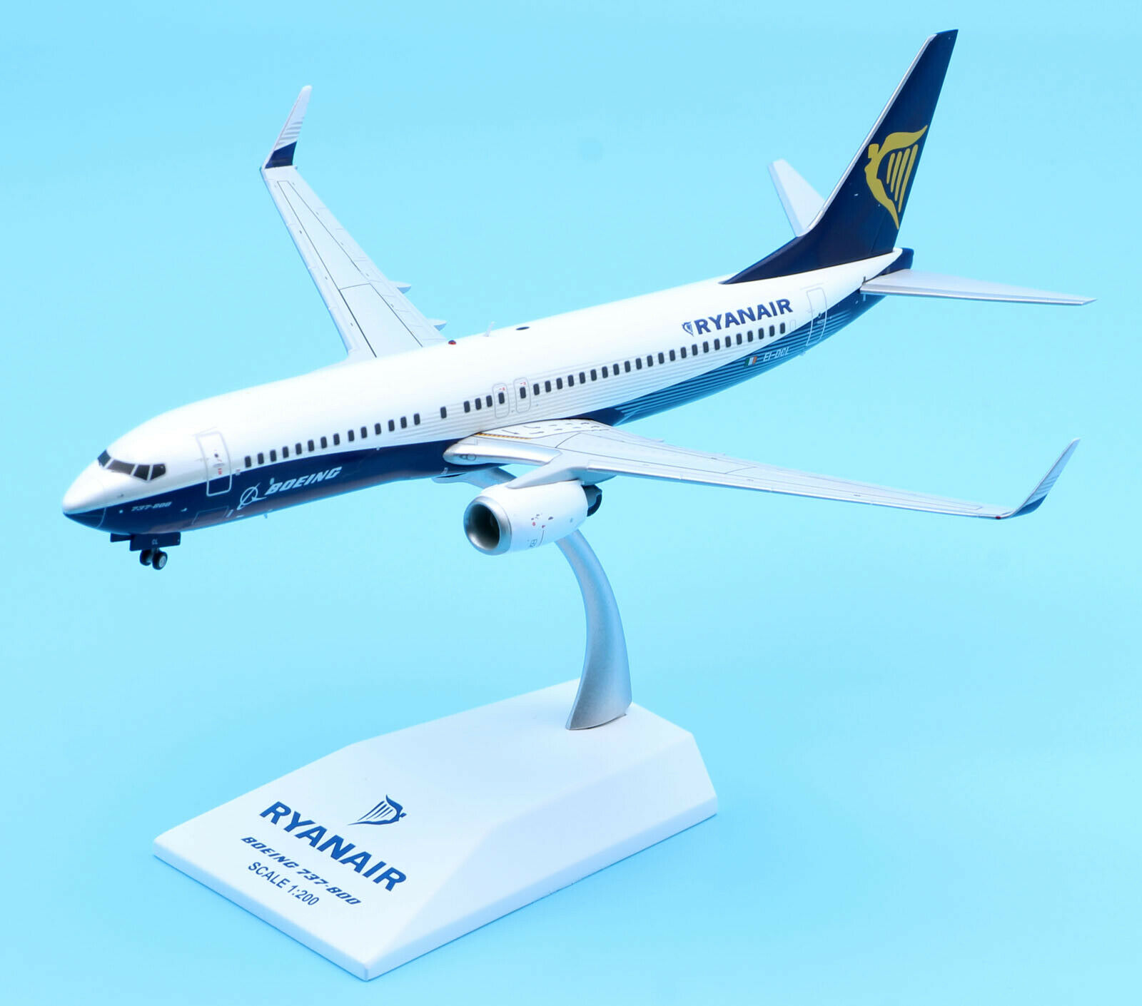 Boeing 737-800 Ryanair "Boeing House Color" so stojančekom ...